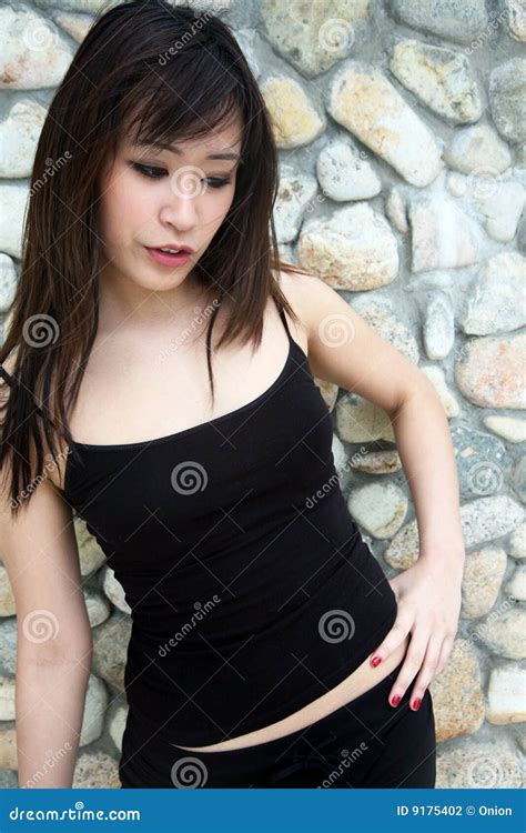 Belle Fille Asiatique Dans Le Noir Photo Stock Image Du Confiant