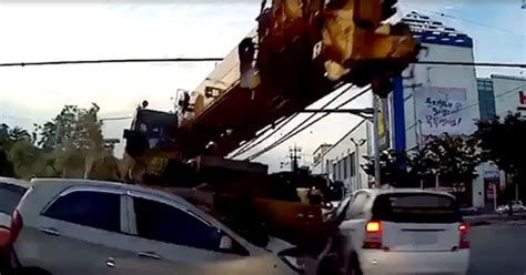 구미서 대형 크레인 신호 대기 중인 차량 13대 덮쳐