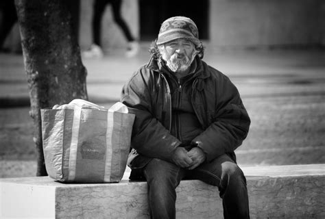 무료 이미지 남자 검정색과 흰색 사람들 도로 화이트 사진술 도시의 남성 사회적인 Dslr 초상화 좌석 어둠 검은 단색화 가로 사진 Bw