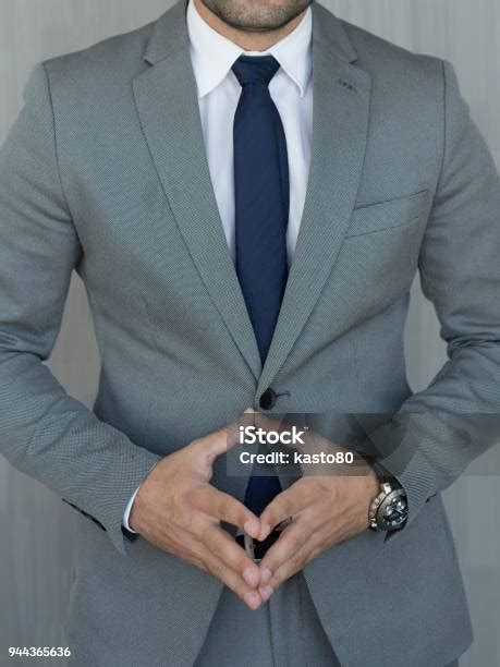 몸통 익명 사업가로 서의 아름 다운 세련 된 클래식 회색 양복 흰 셔츠와 파란색 넥타이 입고 낮춘된 첨탑에 손 개념에 대한 스톡 사진 및 기타 이미지 Istock