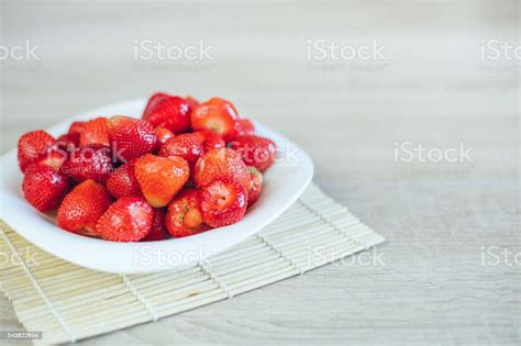 잘 익은 신선한 딸기 간단한 인명별 플라테 0명에 대한 스톡 사진 및 기타 이미지 0명 건강한 생활방식 건강한 식생활 Istock