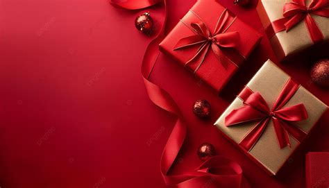 리본과 장식품으로 장식된 빨간색과 금색으로 포장된 고급 선물은 풍부한 빨간색 배경에 놓여 있습니다 선물 현재 빨간색 배경 일러스트 및 사진 무료 다운로드 Pngtree