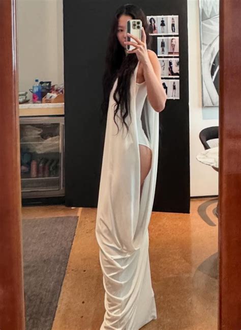 아찔하네 블랙핑크 제니 힙라인 돋보이는 파격 의상