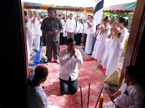 នាយ ឧត្ដមសេនីយ៍ គន់ គី ម ដឹកនាំ ប្រតិភូ គោរព វិ ញ្ញា ក្ខ ន្ធ លោកស្រី ឌិ ត ខ្ល យ សុ ផា នី