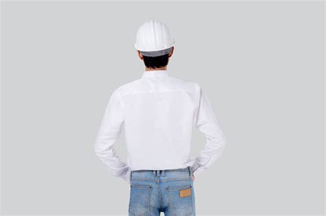 헬멧을 쓴 젊은 엔지니어 아시아 남자는 하얀 배경에 고립되어 있고 잘생긴 남성은 건축가나 계약자 노동자 또는 노동자 뒷모습 산업 개념이다 후면에 대한 스톡 사진 및 기타