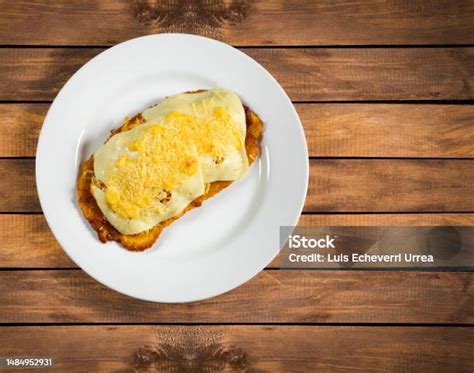 갈가리 찢긴 닭고기와 치즈를 곁들인 녹색 질경이 파타콘 콜롬비아 길거리 음식 거리에 대한 스톡 사진 및 기타 이미지 거리