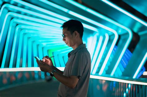 한 남자가 디지털 펜을 들고 청록색 네온 조명의 배경에 태블릿을 사용합니다 35 39세에 대한 스톡 사진 및 기타 이미지 35 39세 개념 광학 작용 Istock