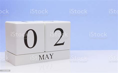 5 월 02st 달의 2 일 밝은 파란색 배경으로 반사와 흰색 테이블에 매일 달력 스프링 시간 텍스트의 빈 공간 0명에 대한 스톡 사진 및 기타 이미지 Istock