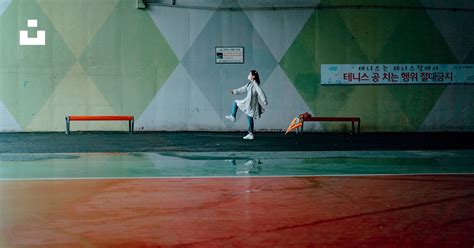 흰색 긴 소매 셔츠와 검은 바지를 입은 남자가 육상 경기장을 걷고 있다 사진 Unsplash의 무료 양재시민숲 이미지