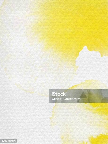 밝은 노란색 종이 텍스처 배경입니다 노란색 페인트 튀는 물방울의 색조의 테두리 수채화 스트로크 디자인 요소입니다 노란 손으로 그린 추상적인 질감 그런지 이미지 기법에 대한