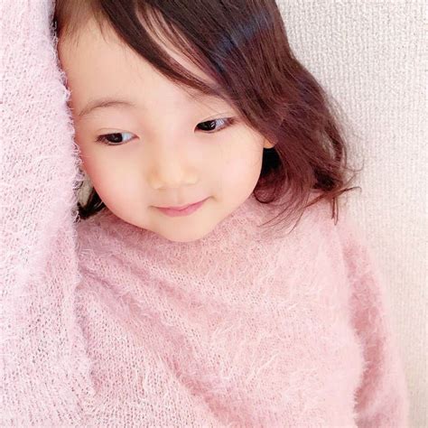 岡部玲子さんのインスタグラム写真 岡部玲子instagram 「ピンクのセーターを着せたら「ママ写真撮って〜っ☺️」とか言うもんで、母