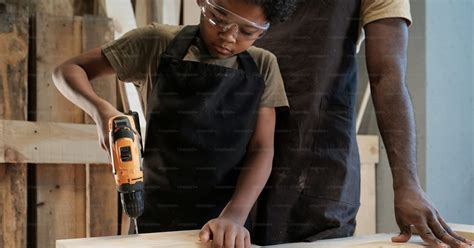 아빠와 함께 작업장에서 새집을 짓는 귀여운 아프리카계 미국인 소년의 자른 초상화 사진 Unsplash의 목수 이미지