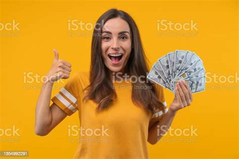 행복한 소녀 달러 지폐의 와드를 들고 엄지 손가락을 보여주는 Final Game에 대한 스톡 사진 및 기타 이미지 Final Game Live Event 게이머