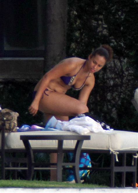 Alicia Keys Sexy Bikini Candids By The Pool In Schd