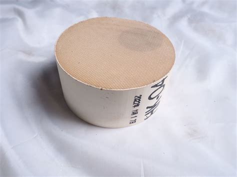 China Ceramic Substrate Manufacturer Monolith Honeycomb Ceramic Catalyst Substrate 3 Way