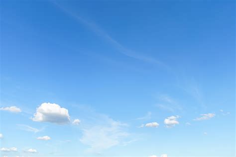 아름다운 공기 분위기 밝은 푸른 하늘 배경 추상화 흰색 구름과 맑은 질감 0명에 대한 스톡 사진 및 기타 이미지 0명 경관 계절 Istock