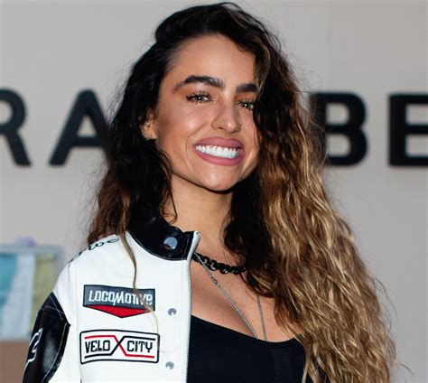 Fitness Influencer Sommer Ray In Workout Gear Says Stretch With Me”