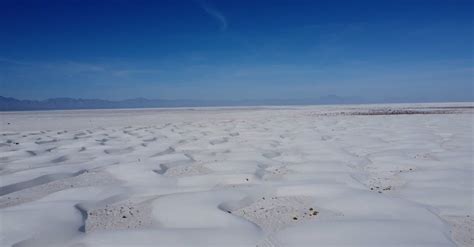 집 밖의 건조한 풍경 경치 경치가 좋은 고립된 고요한 광야 광활한 깨끗한 낮 널찍한 메마른 모래 언덕 모래 패턴 미국 미니멀한 밝은 북미