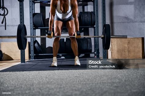 스트레이트 레그 바벨 데드리프트를 수행하는 여성 보디빌더 데드리프트에 대한 스톡 사진 및 기타 이미지 데드리프트 35 39