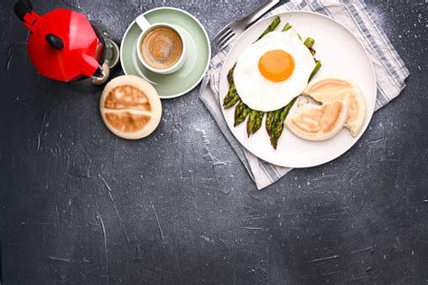 건강한 아침 식사 회색 배경에 계란 튀김 아스파라거스 빵과 향기로운 커피 텍스트에 대한 무료 장소 부드러운 초점 건강한 식생활에 대한 스톡 사진 및 기타 이미지 Istock