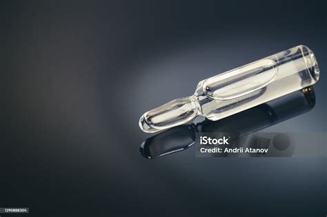 어두운 파란색 그라데이션 배경 위에 투명 액체가있는 약 용 유리 앰플 복사 공간을 복사합니다 스튜디오 샷 약국 최소한의 개념 메이크업 화장품에 대한 스톡 사진 및 기타