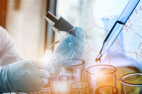 실험실 기술자 보조 떨어지는 액체 샘플을 테스트 튜브에 혈액 샘플을 분석 실험실에서 테스트 튜브 의료 제약 및 과학 연구 및 개발 개념 Stem 주제에 대한 스톡 사진 및