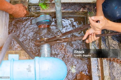 배관공 작업 조정 렌치 또는 길가와 물 모션에서 구멍 도랑에 잠금 펜치와 깨진 파이프를 수리 개선에 대한 스톡 사진 및 기타 이미지 Istock
