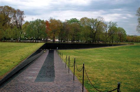 Vietnam Veterans Memorial [maya Lin] Sartle Rogue Art History