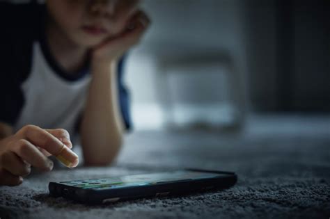 턱 괴고 스마트폰 보면 이렇게 다양한 질환들이