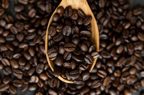 나무 숟가락에 신선한 구운 아라비카 커피 콩과 나무 테이블에 흩어져 커피 콩 갈색에 대한 스톡 사진 및 기타 이미지 갈색 구이 뜨거운 음료 Istock