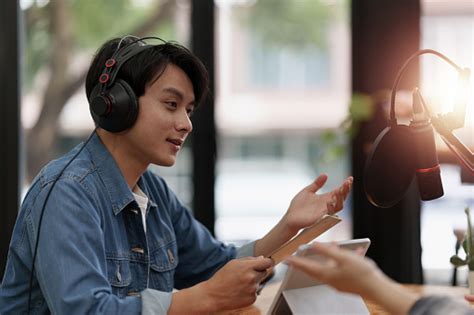 홈 스튜디오에서 게스트와 함께 오디오 팟캐스트를 만드는 아시아 팟캐스트 제작자 20 29세에 대한 스톡 사진 및 기타 이미지 20 29세 Dj 기업가 Istock