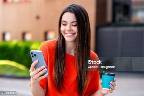 예쁜 비탄 좋은 기 소녀 보류 장치 음료 커피 종이컵 착용 빨간 옷 산책 도시 도시 공원 외부의 사진 14 15 살에 대한 스톡