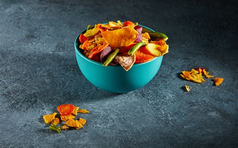 드라이 과일과 건강한 야채 칩 건강한 비건 간식 혼합 힙 노란색 고구마 보라색 고구마 당근 녹색 무 녹색 콩과 표고 버섯 야채 칩에 대한 스톡 사진 및 기타 이미지 Istock