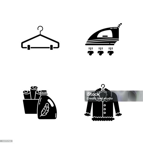 세탁 옷 관리 검은 글리프 아이콘은 공백에 설정 모피 드라이 클리닝 및 다림질 직물 연화제와 수건 분지 옷걸이와 아우터웨어 실루엣 기호 벡터 격리 된 그림 개념에 대한 스톡
