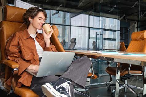 Premium Photo Portrait Of Young Woman Programmer Sits In Office Works