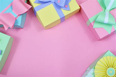 중간 분홍색 배경에 복사 공간을 프레임 리본 파스텔 컬러 종이 공예 선물 상자플랫 레이 배경 0명에 대한 스톡 사진 및 기타 이미지 Istock