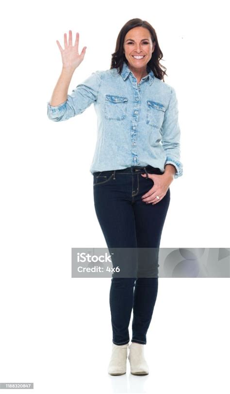 전체 길이 정면 보기 카메라 1 인용 성인 아름 다운 갈색 머리 긴 머리 백인 여성 중견 성인 여성 중견 성인 서 단추 다운 셔츠 셔츠 청바지 바지 인사말 하이 파이브에