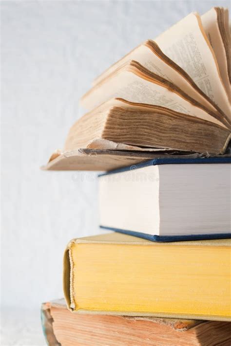 Biblioteca Viejos Libros Abiertos Parados En Una Estantería Listos Para
