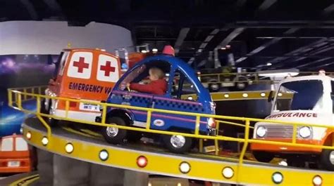 Большие машинки бип бип в развлекательном центре Ребёнок катается на машине видео для детей