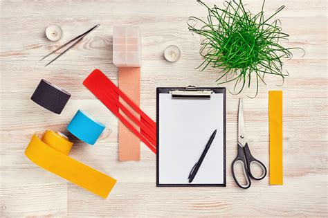 클립 보드와 함께 모의 컬러 키 네 시오 테이프의 롤 가 위 핀셋 및 기타 의료 도구 0명에 대한 스톡 사진 및 기타 이미지 0명 가위 건강관리와 의술 Istock