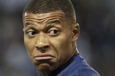 Внезапно Мбаппе встречается с 32 летней трансгендерной моделью Delfi Rus