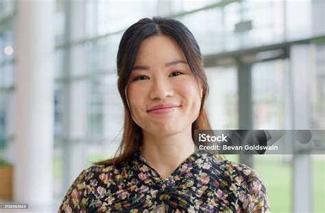 행복 비즈니스 및 자신감 회사 자부심 및 긍정적 인 태도를 가진 사무실에서 아시아 여성의 초상화 전문가 컨설턴트 및 경력 직업 및 현대 건물에서 일하는 근로자의 얼굴 30