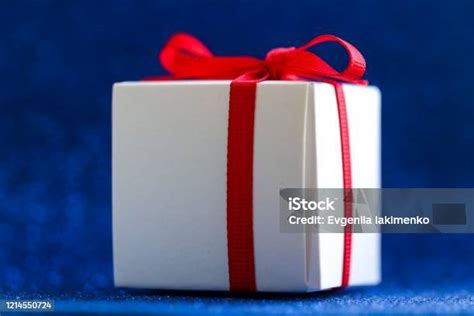 파란색 배경에 빨간색 리본으로 묶인 흰색 선물 상자 선물 공단에 대한 스톡 사진 및 기타 이미지 공단 공휴일 구도 Istock