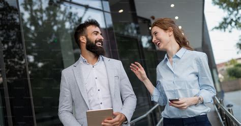 잘생긴 남자와 아름다운 여자가 밖에 서 있는 비즈니스 파트너의 사진 사진 Unsplash의 양복 이미지