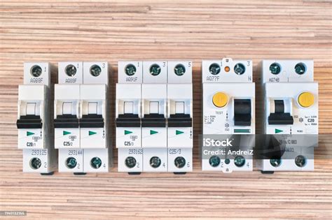 Pemutus Arus Listrik Modular Rcd Dan Otomatis Diferensial Foto Stok Unduh Gambar Sekarang Istock