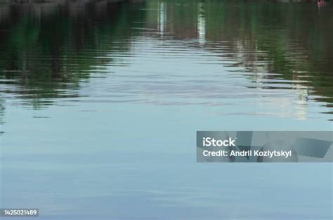 배경이나 질감에 대한 반사가있는 푸른 물 표면 강가의 어두운 가을 물의 질감 0명에 대한 스톡 사진 및 기타 이미지 0명 가을 강 Istock