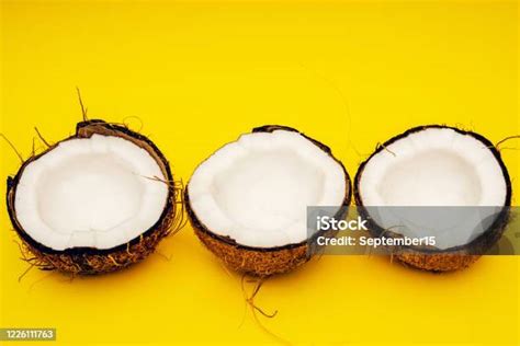 컬러 배경에 코코넛의 일부 닫아 신선한 잘 익은 코코넛 조각으로 나누어 0명에 대한 스톡 사진 및 기타 이미지 0명 건강한 생활방식 건강한 식생활 Istock