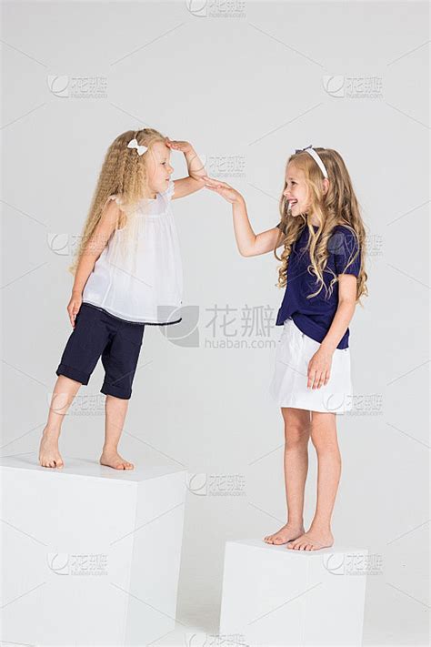 姐妹们在演播室里嬉戏微笑