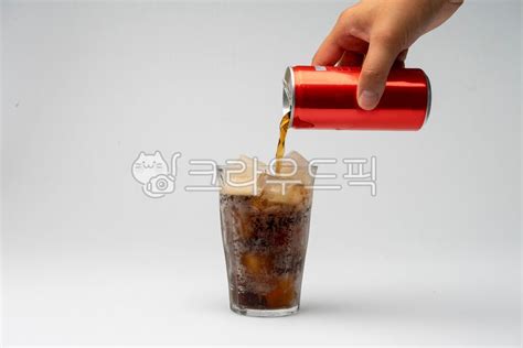 콜라 탄산음료 얼음 유리컵 유리잔 사진이미지일러스트캘리그라피 Yoni작가