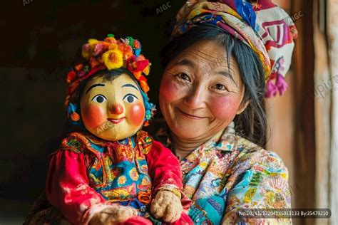 Ai创作图农村妇女泥塑 农村喜庆娃娃 媒婆泥塑 丑人泥塑 村头聊天泥塑 淳朴笑脸 农村泥人 农村泥塑 花馍人物 泥塑姑娘 泥塑美女 阿福阿喜